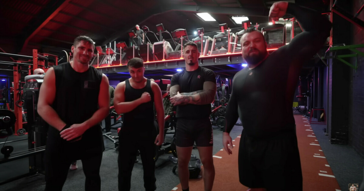 Tom Aspinall en Rico Verhoeven checken wie er het hardst slaat op de ...